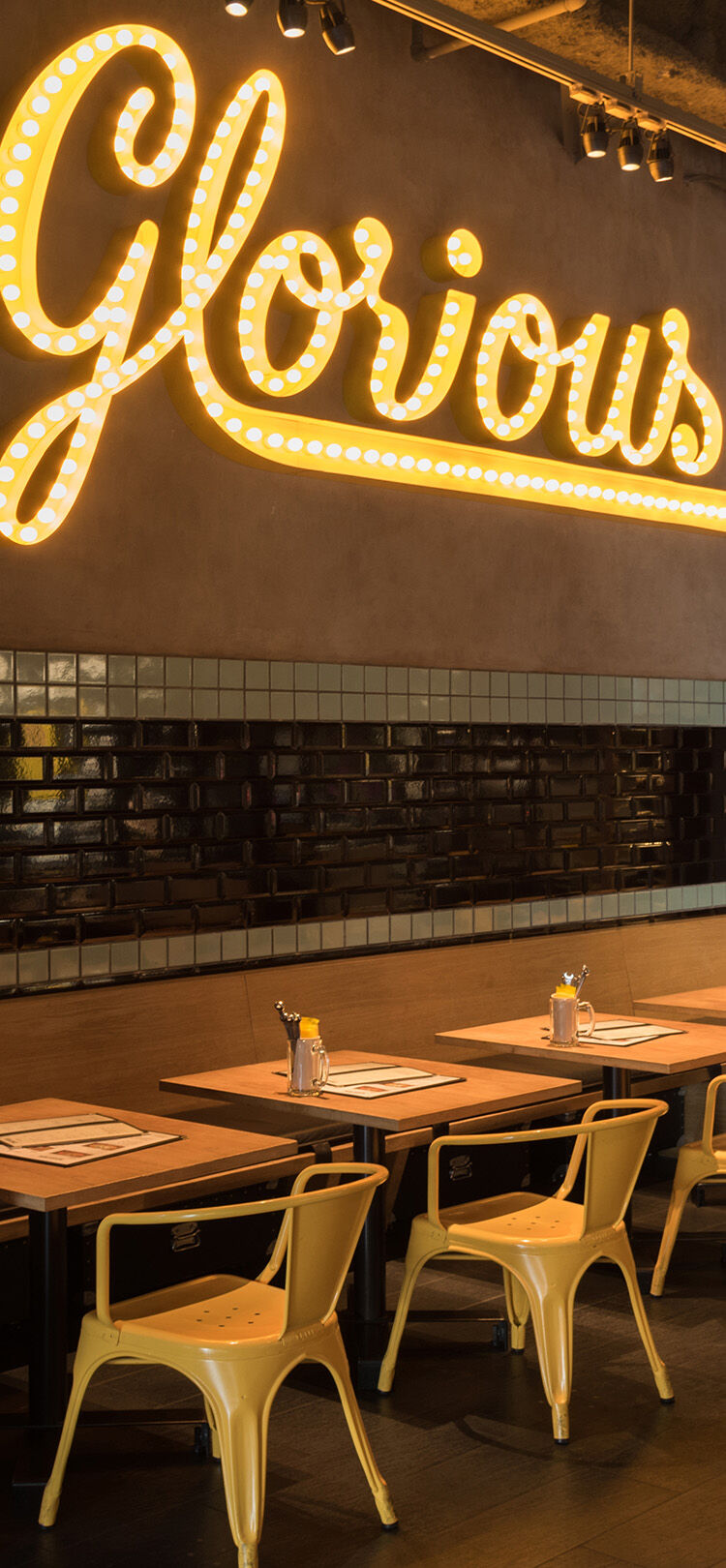 DIESEL : Glorious Chain Café